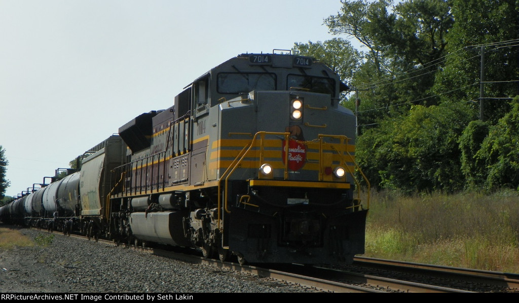 CP 7014 on train CP 650